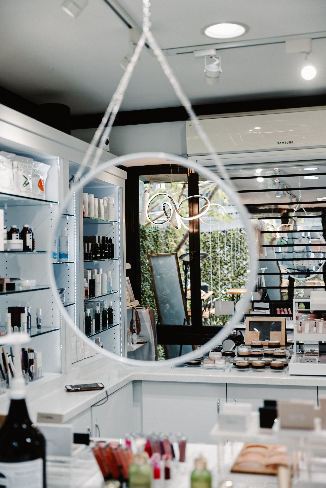 About Us | ROOTS Beauty – ROOTS the Beauty Underground